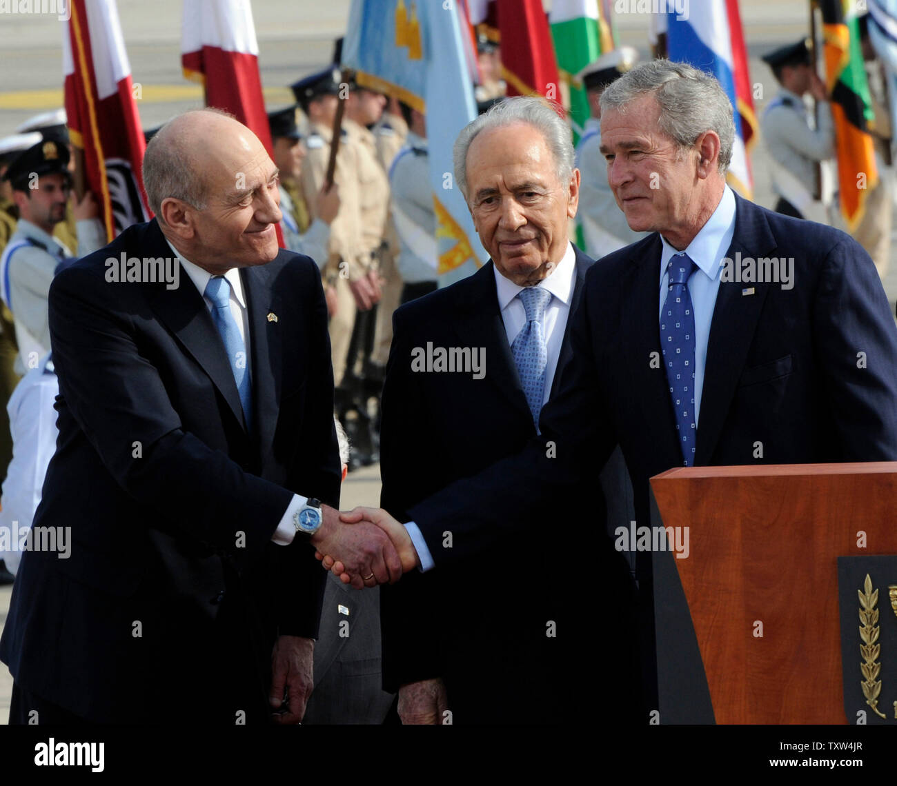 U.S. President George W. Bush shakeshands with Israeli Prime Minister ...