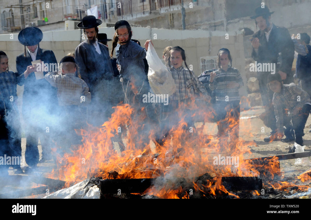 Ultra-Orthodox Jews burn food with leavening before the start of the ...