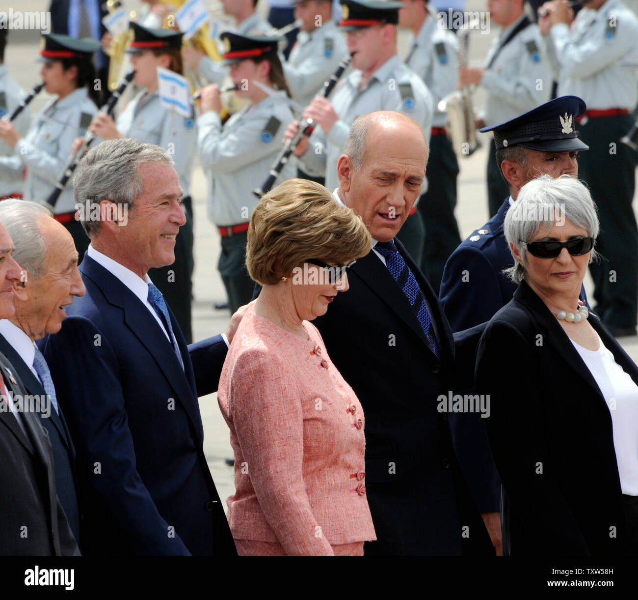 L-R, Israeli President Shimon Peres, U.S. President George W. Bush and ...