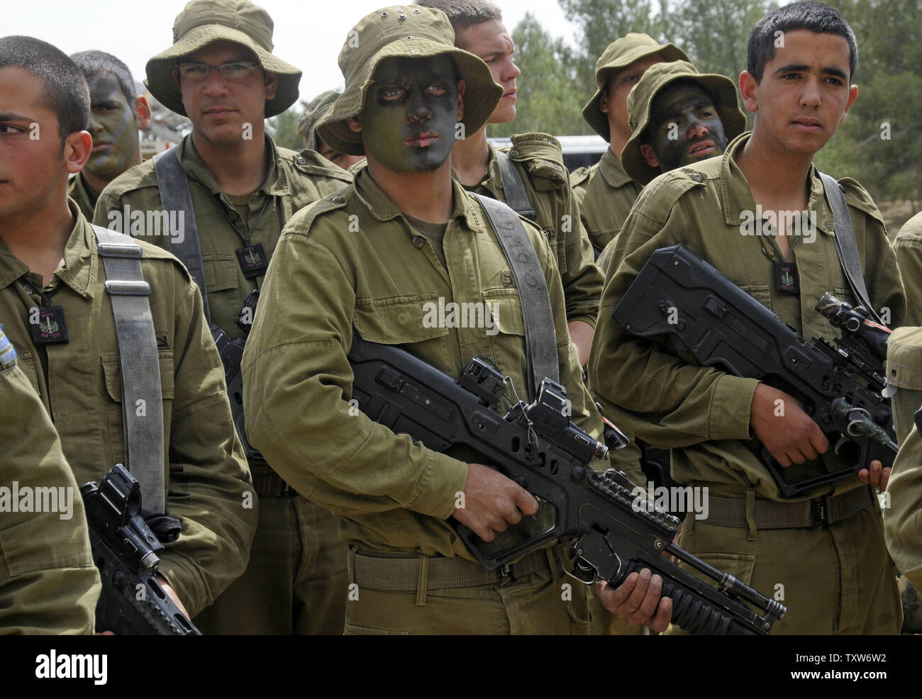 Israeli soldiers from the Givati Brigade receive commands before ...