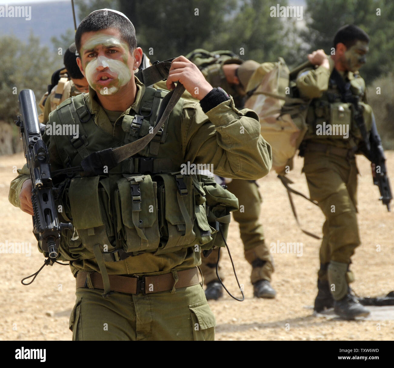 Israeli soldiers from the Givati Brigade start the sixty kilometer ...