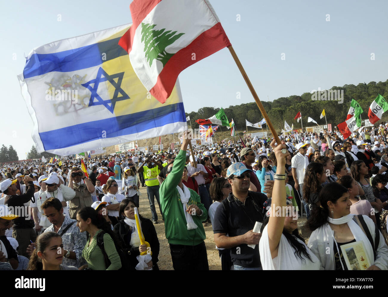 Catholic Israeli Arabs and pilgrims wave an Israeli flag and Lebanese ...