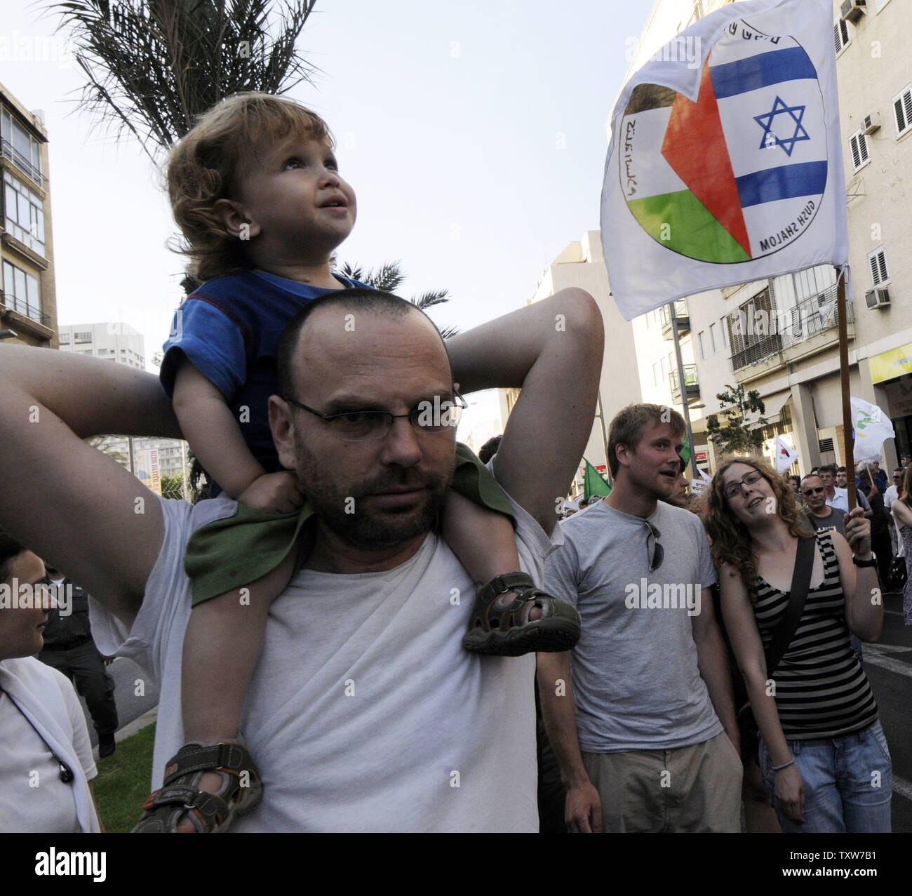 Israeli left wing peace activists hi-res stock photography and images ...