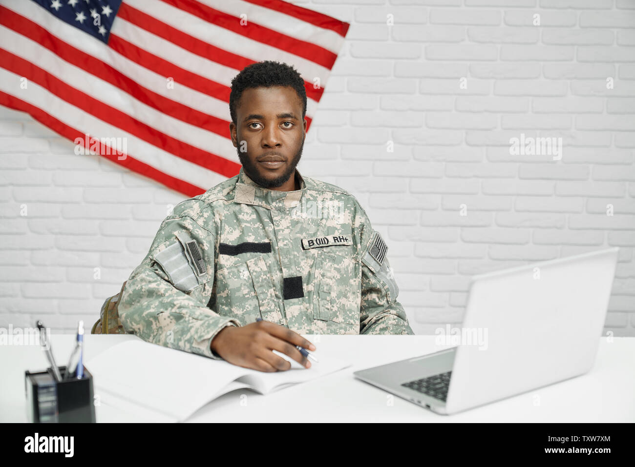 Army man laptop hi-res stock photography and images - Alamy