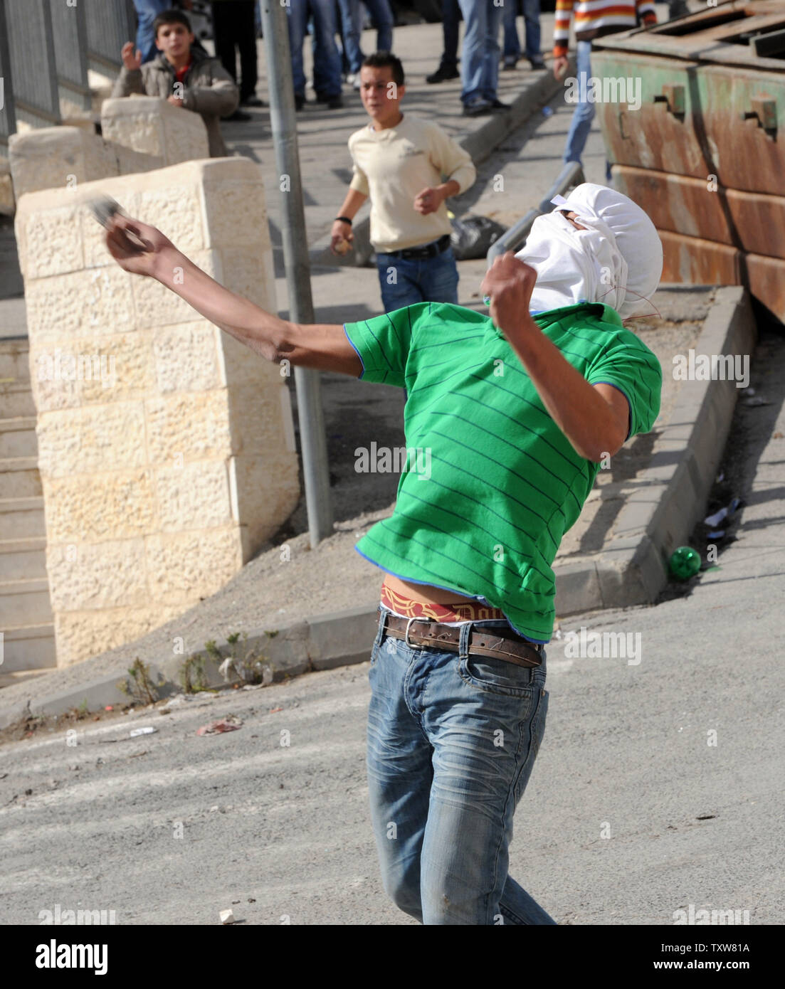 Palestinian throws stones hi-res stock photography and images - Alamy