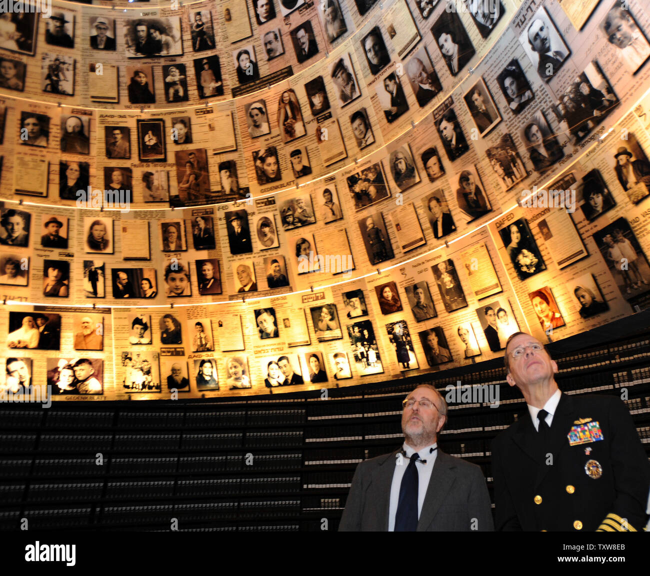 Chairman of the U.S. Joint Chiefs of Staff, Admiral Michael Mullen ...