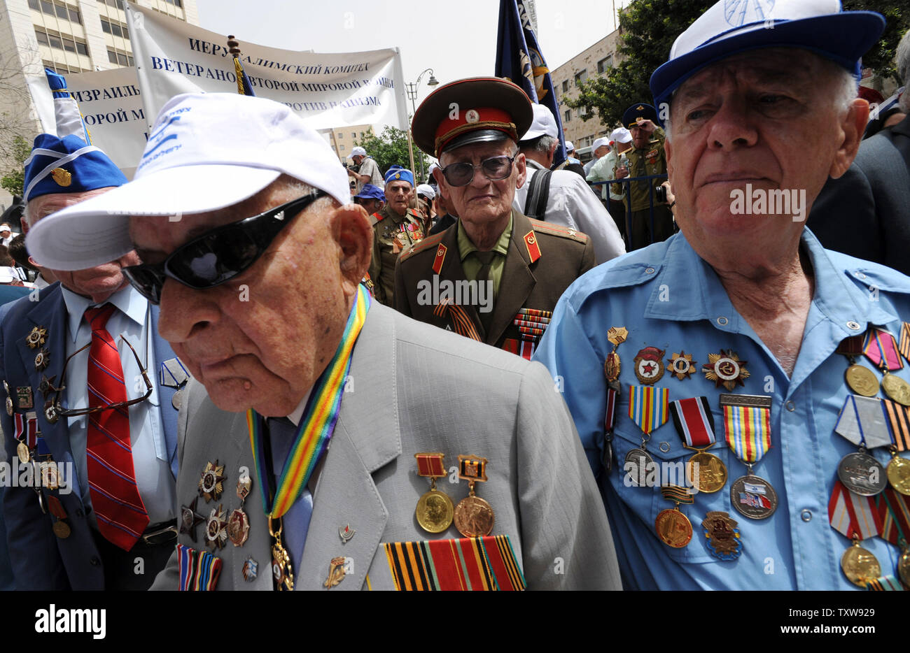 Russian Jewish World War II veterans of the Allied army wear medals ...
