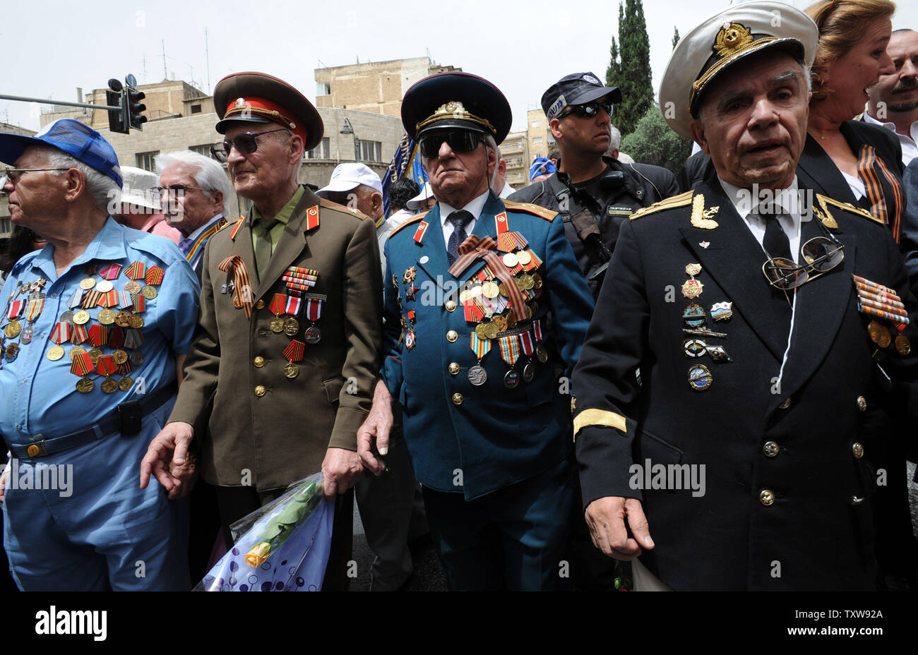 Russian Jewish World War II veterans of the Allied army wear uniforms ...