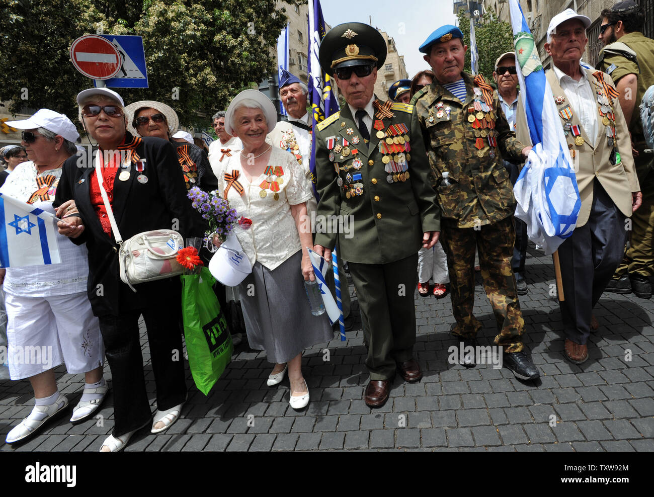 Russian Jewish World War II veterans of the Allied army walk in a ...