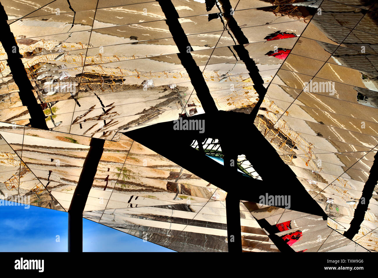 Reflective ceiling hi-res stock photography and images - Alamy