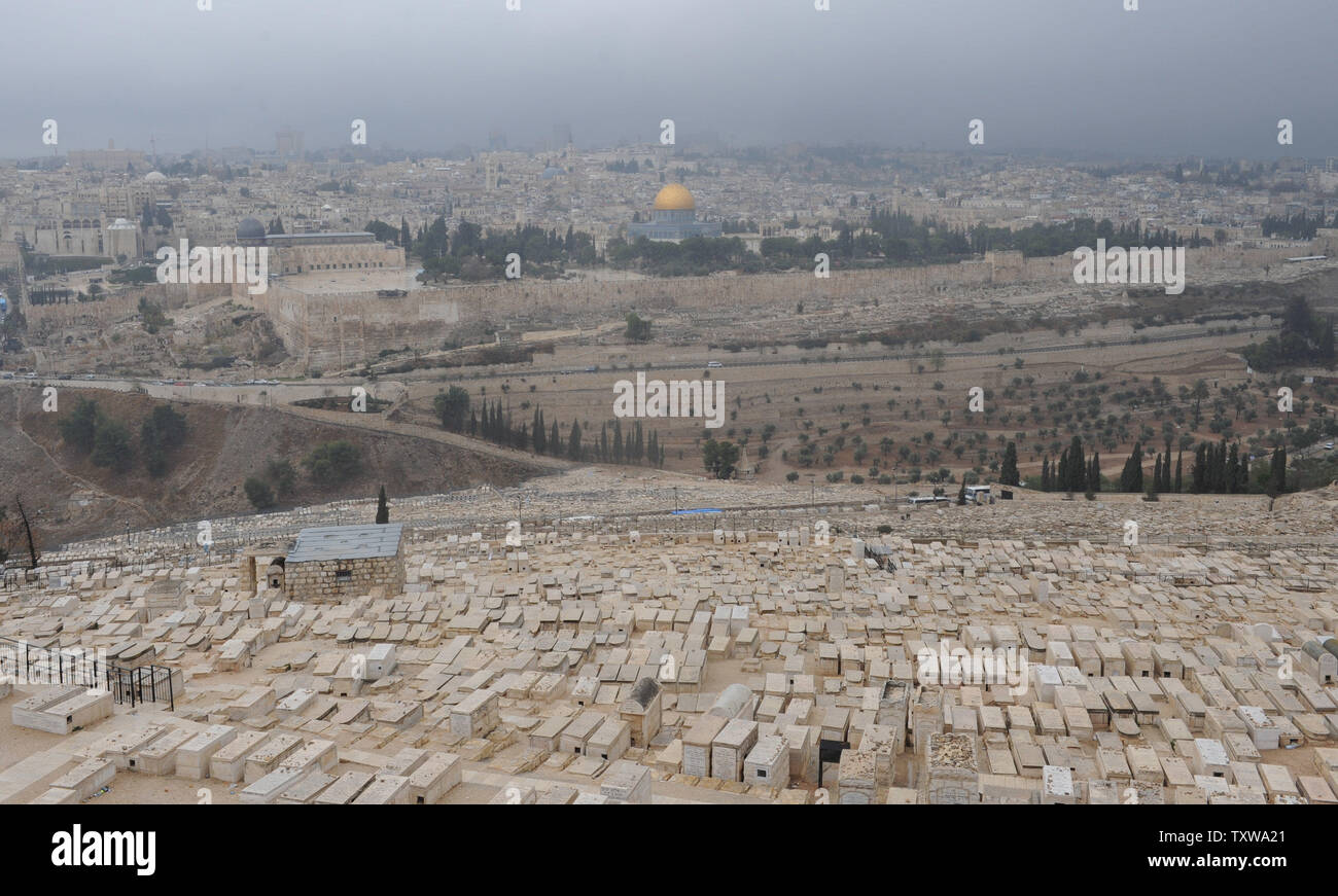 Fog rain jerusalem hi-res stock photography and images - Alamy