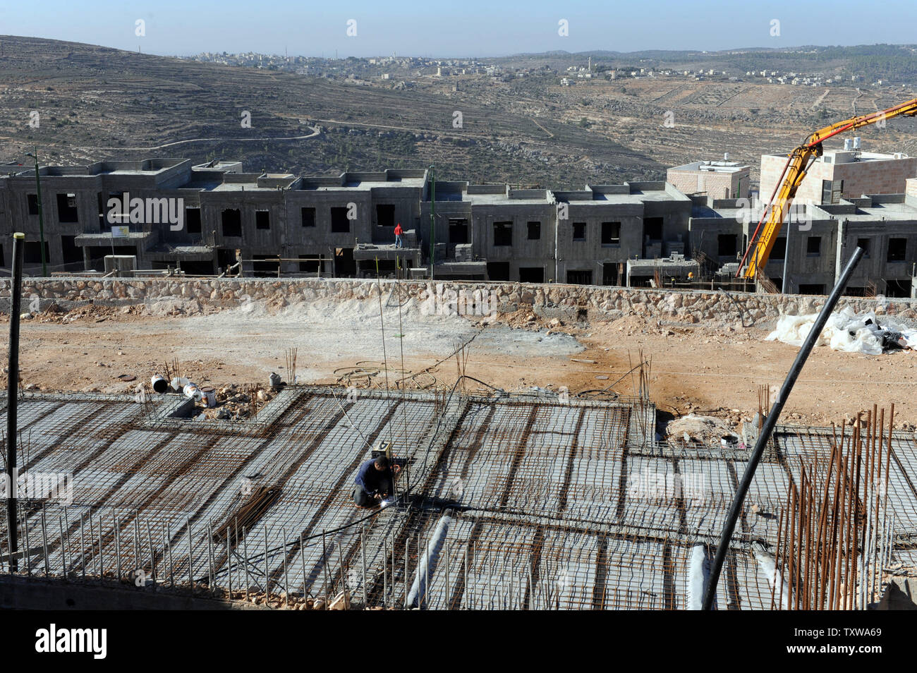 Palestinian construction workers build new Jewish housing in the ...