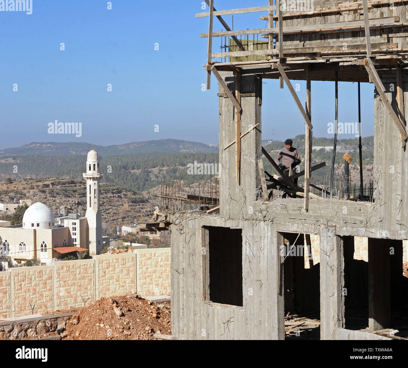 Palestinian construction workers build new Jewish housing in the ...