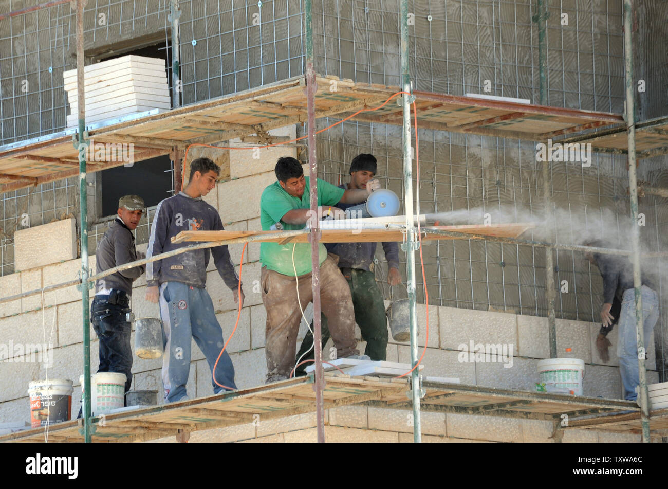 Palestinian construction workers build new Jewish housing in the ...