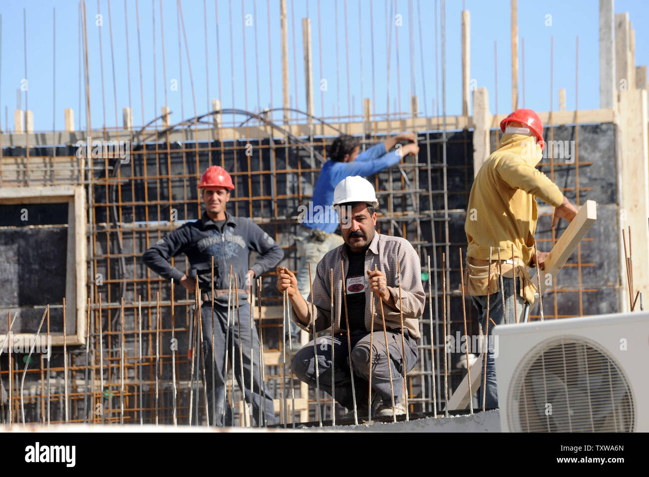 Palestinian construction workers build new Jewish housing in the ...