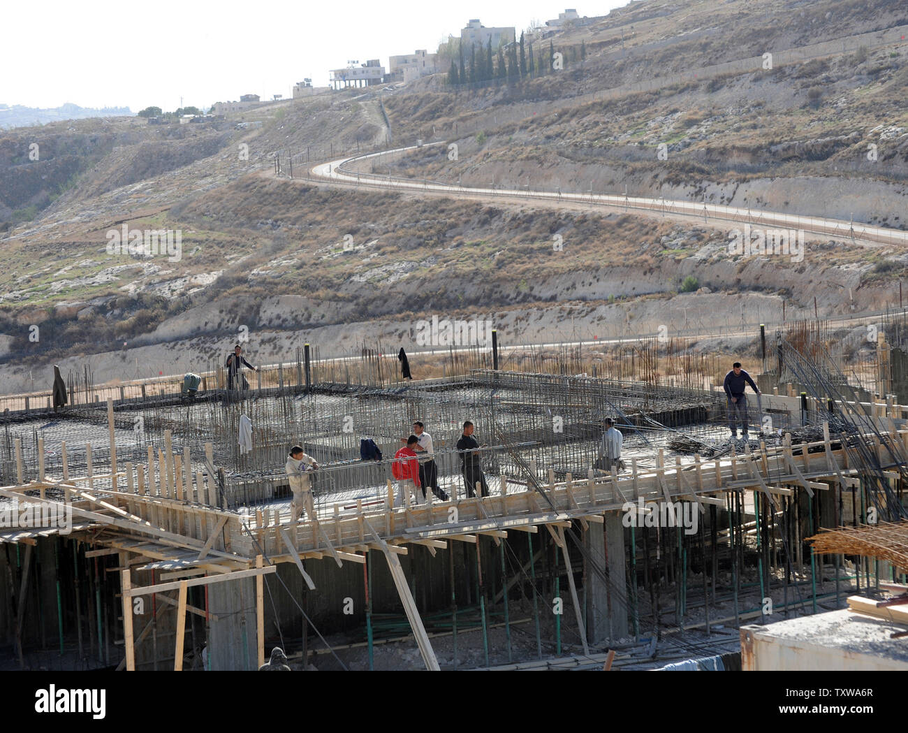 Palestinian construction workers build new Jewish housing in the ...