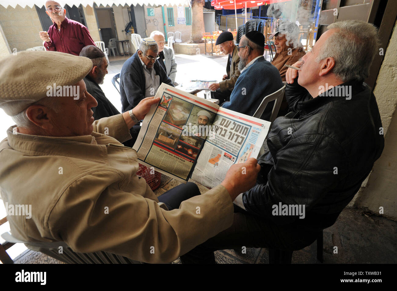 Hebrew newspapers hi-res stock photography and images - Alamy