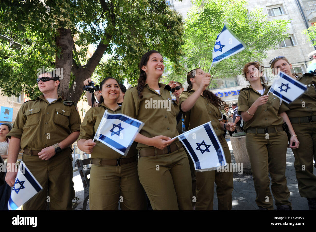 Israeli soldiers wave national flags as Russian-Israeli World War II ...