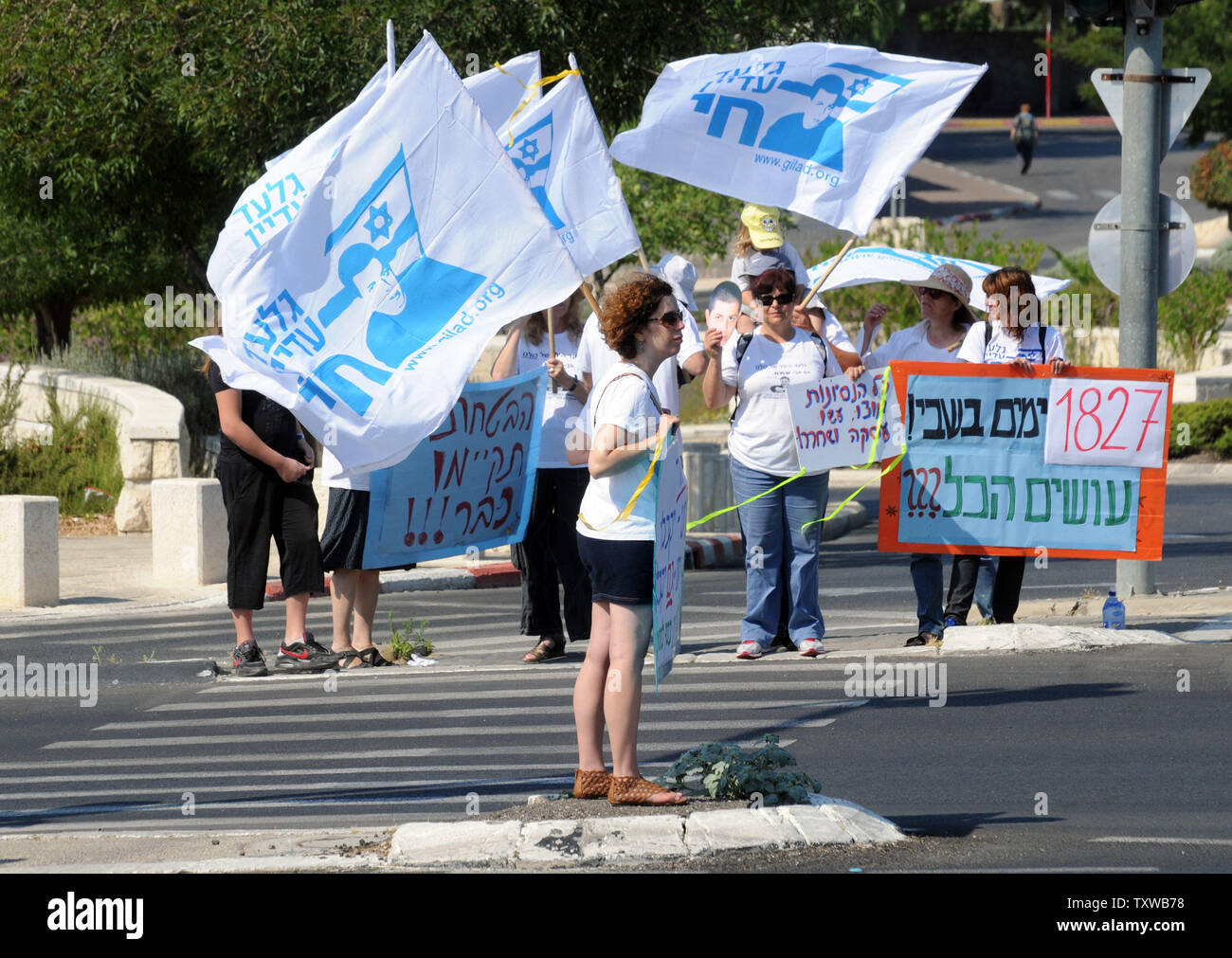 Israelis carry flags with the image of captured Israeli soldier Gilad ...