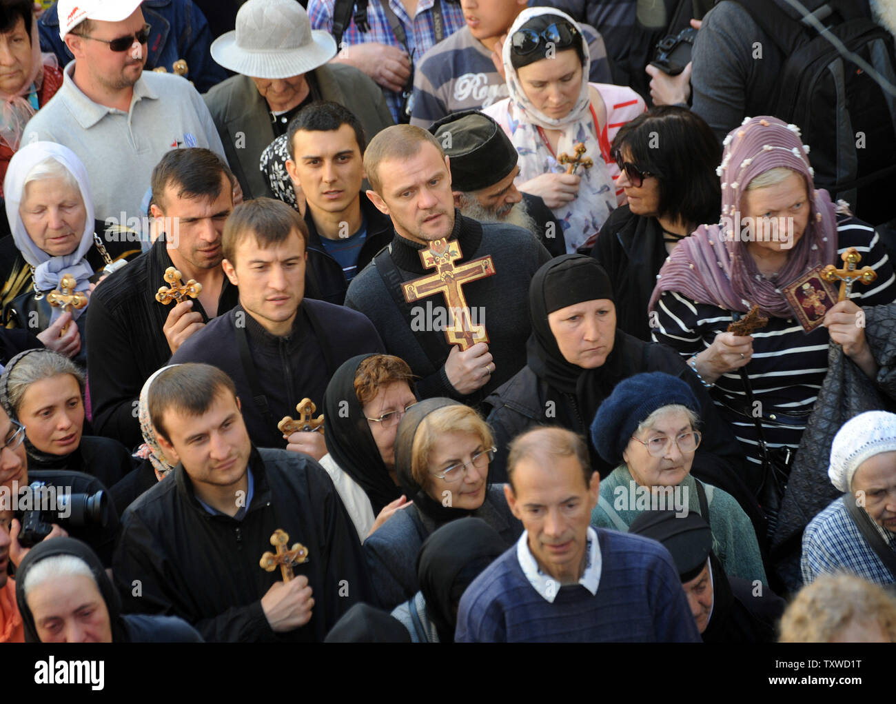 Orthodox Christian pilgrims crosses on the Via Dolorosa, "The Way of ...