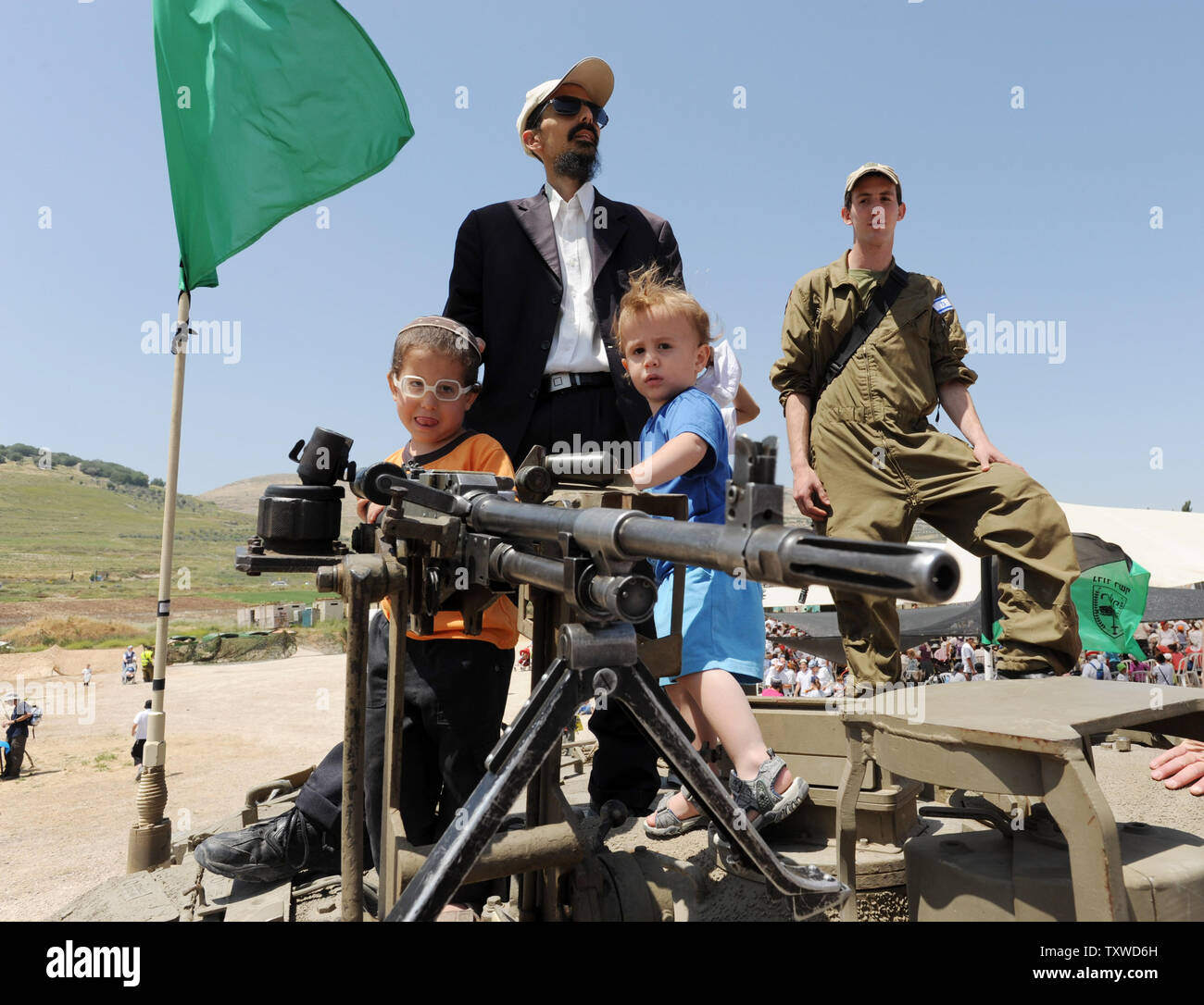 Children on army tank hi-res stock photography and images - Alamy