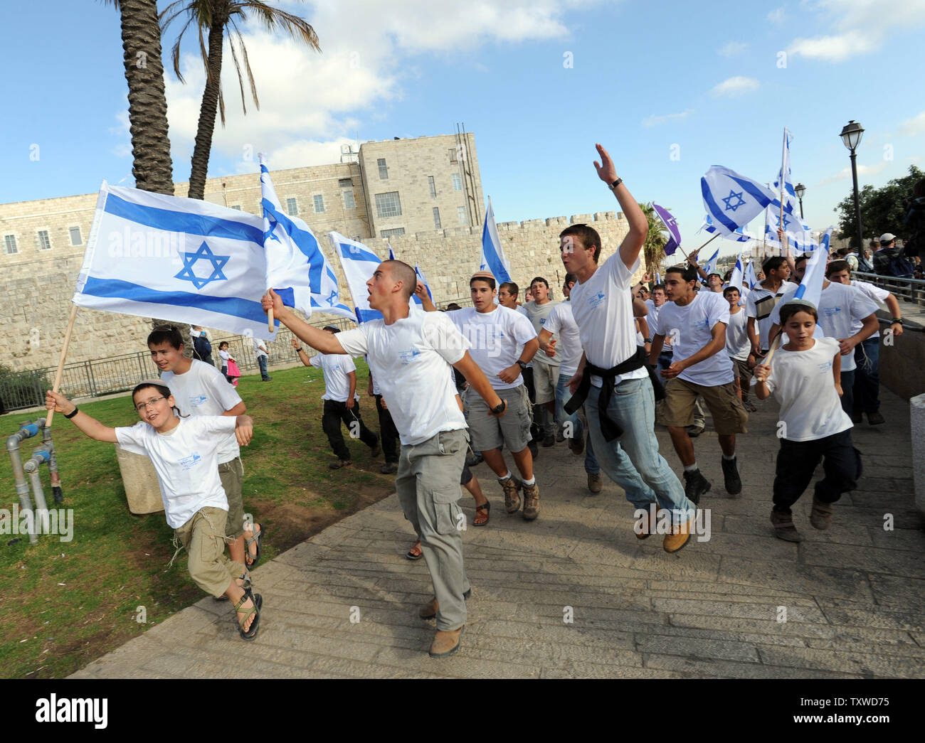 Israelis dance with their national flags to celebrate Jerusalem Day ...