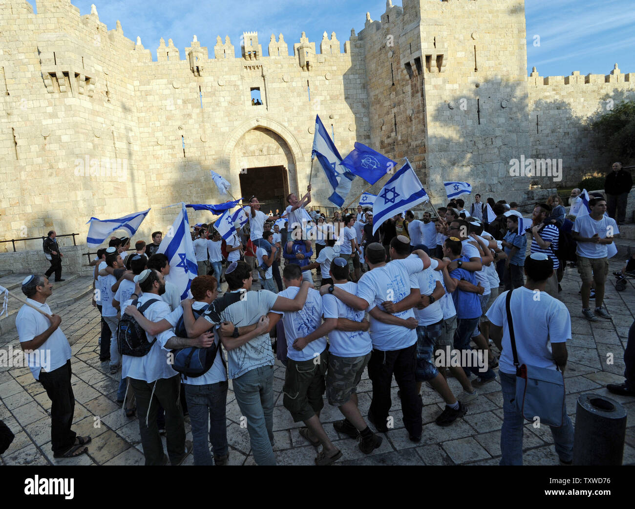 Israelis dance with their national flags to celebrate Jerusalem Day ...
