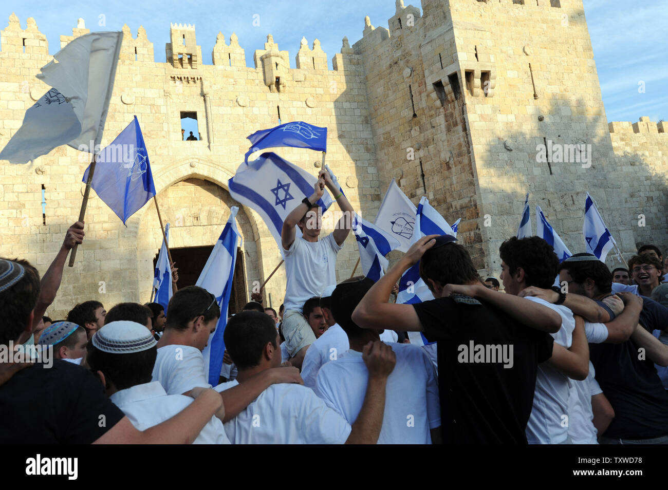 Israelis dance with their national flags to celebrate Jerusalem Day ...