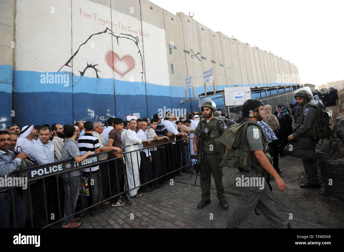 Israeli border guard Palestinians waiting to cross the Bethlehem ...