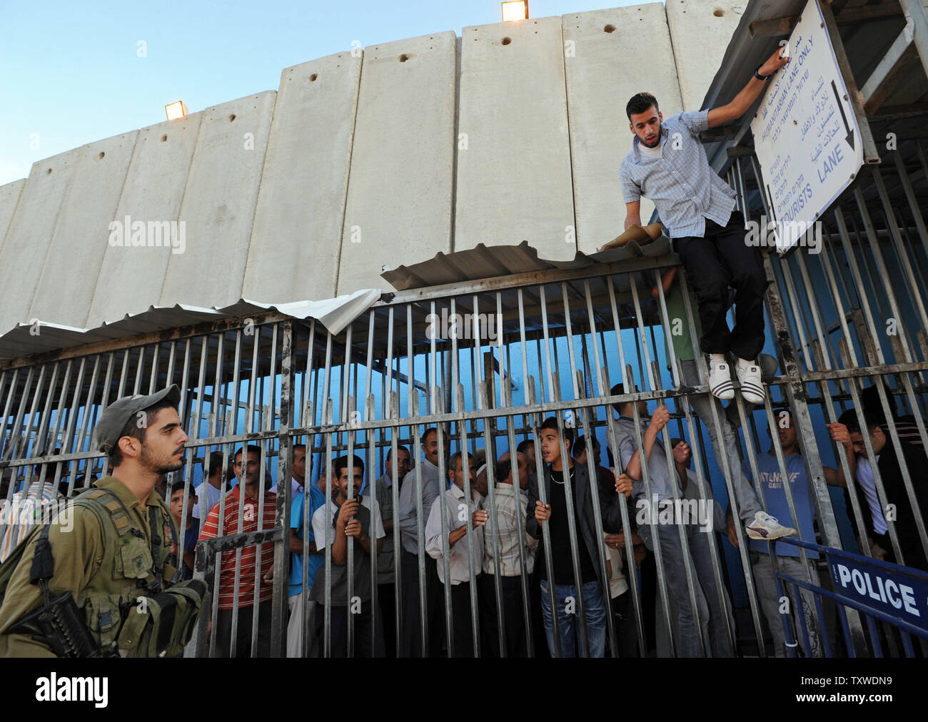 Bethlehem checkpoint hi-res stock photography and images - Alamy