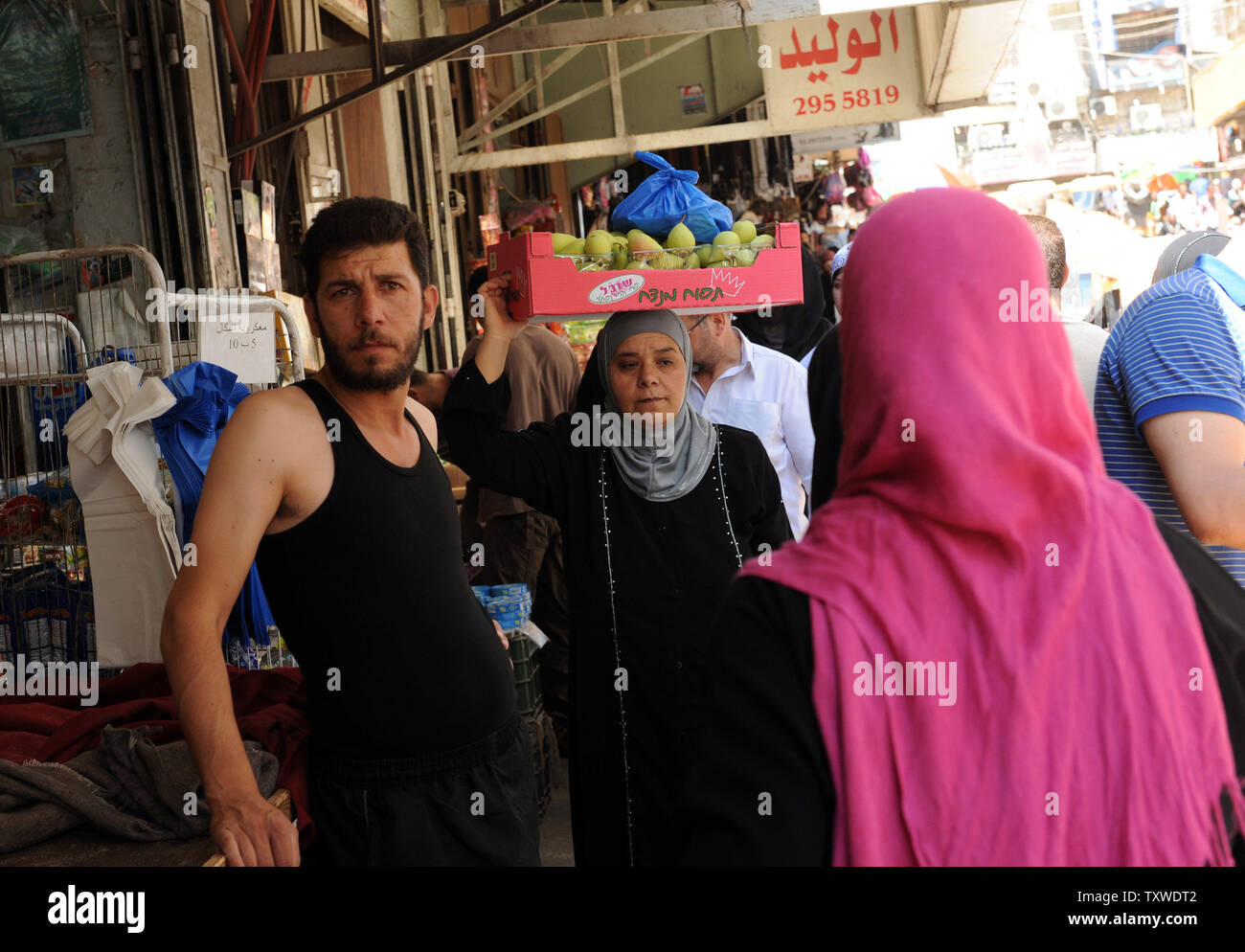 Eid shopping woman hi-res stock photography and images - Alamy