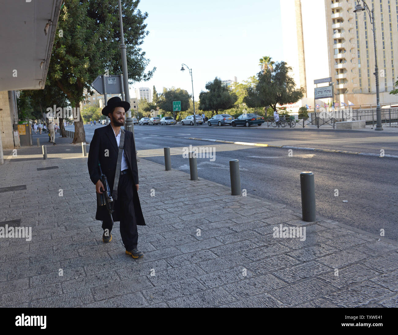 Orthodox jews and car hi-res stock photography and images - Alamy