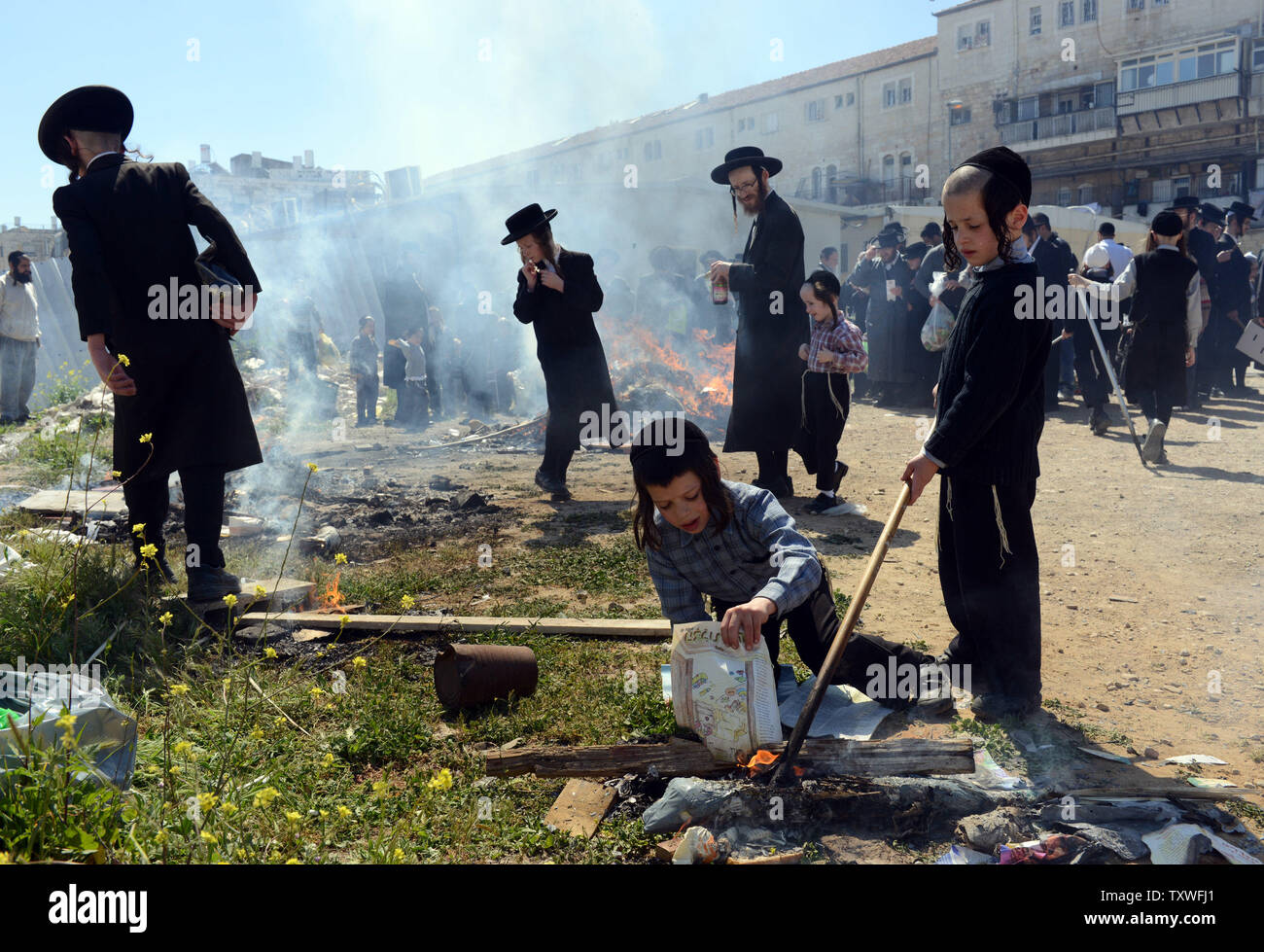 Start a fire hi-res stock photography and images - Alamy