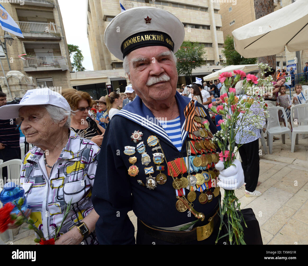 A Soviet Jewish World War II Veteran wears his Red Army uniforms and ...