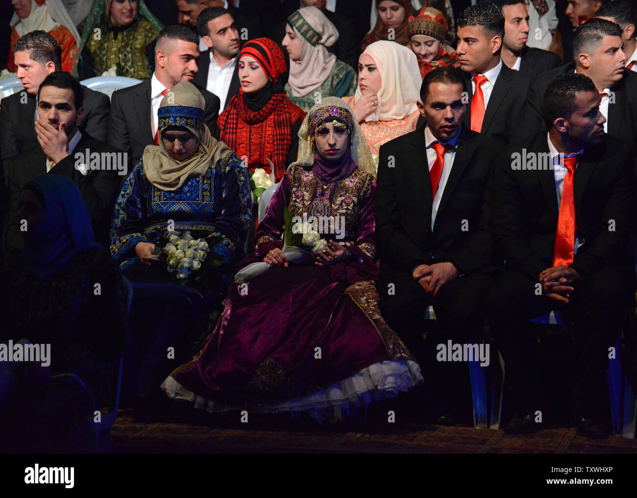 Palestinian brides and grooms are married in a mass wedding of 250 ...