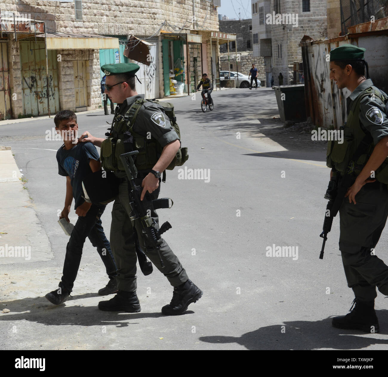 Israeli border police detain a Palestinian boy in Hebron, West Bank ...