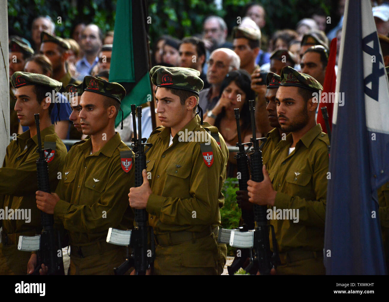 An Israeli honor guard stands at attention during the military funeral ...