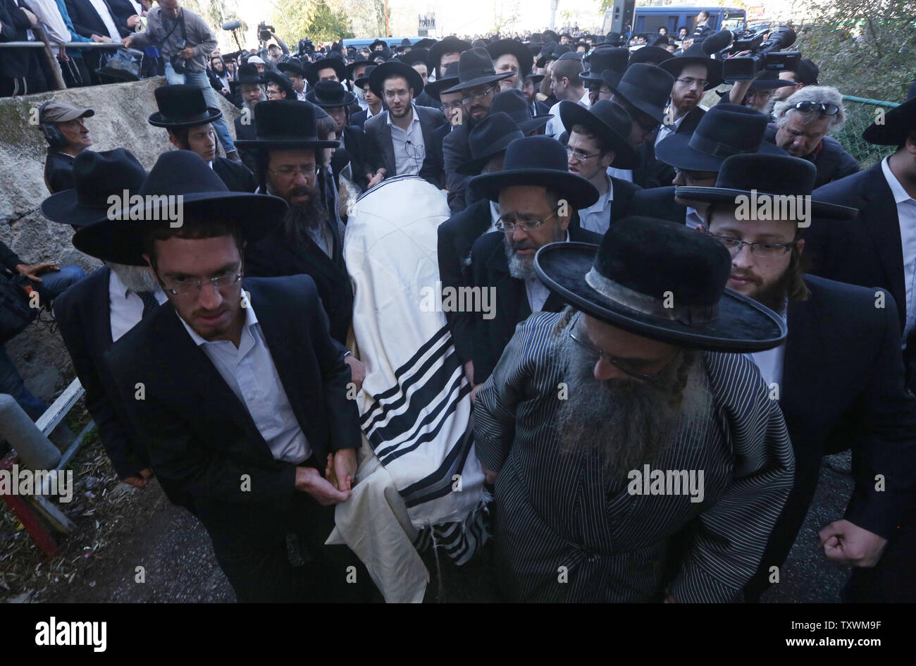 Ultra-Orthodox Jews carry the prayer shawl covered body of terror ...