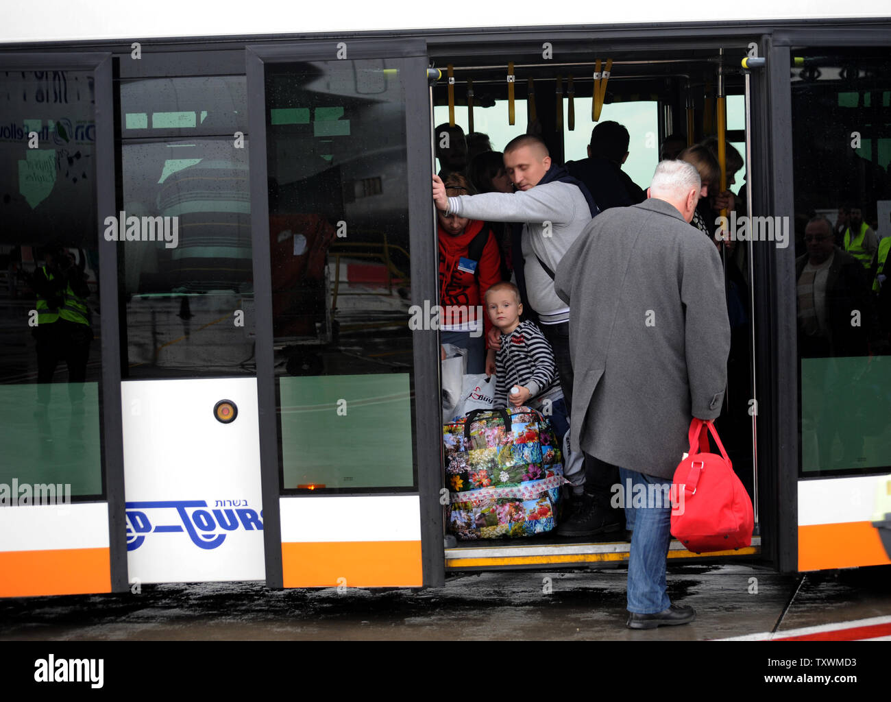 Number 5 bus hi-res stock photography and images - Alamy