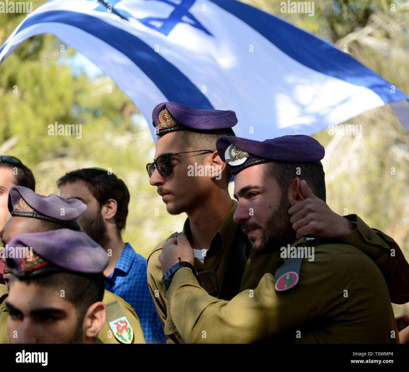 Two soldiers hug hi-res stock photography and images - Alamy