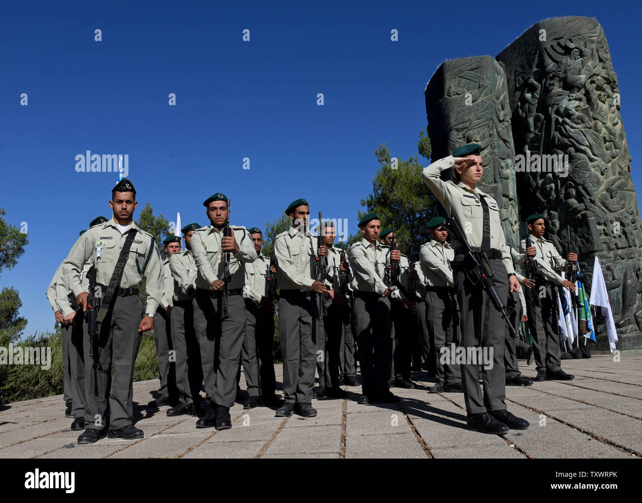 An Israeli border police honor guard participates in a Holocaust ...