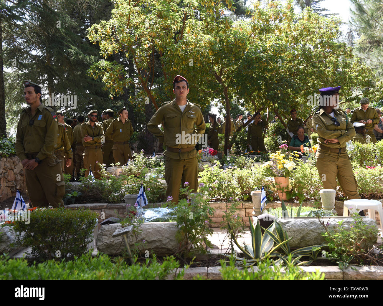 Israeli soldiers stand by graves on Israel's Memorial Day for fallen ...