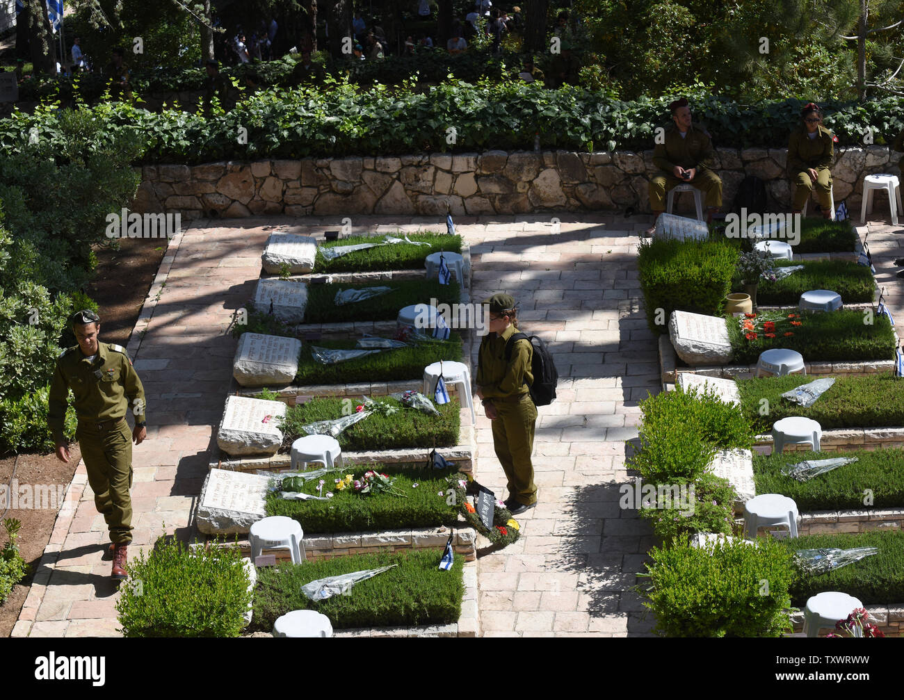 Israeli soldiers stand by graves on Israel's Memorial Day for fallen ...
