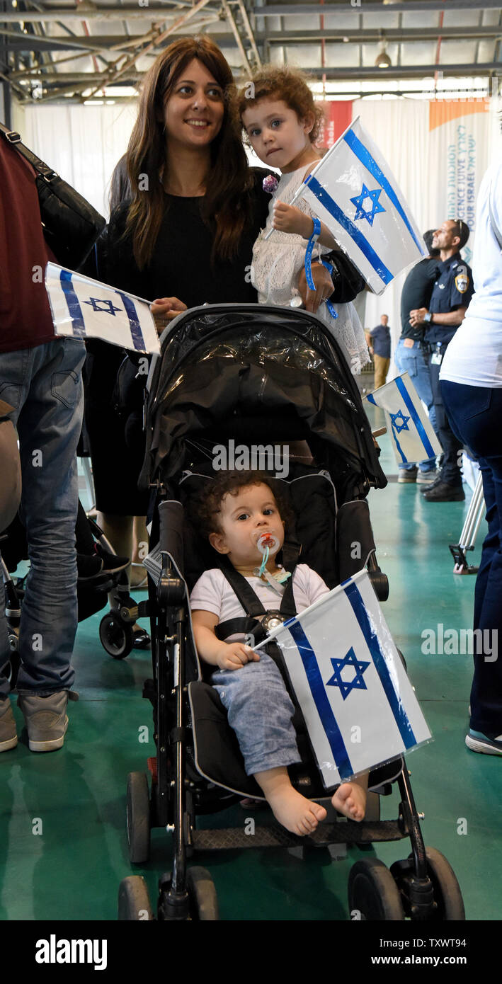 French Jewish immigrants carry Israeli national flag as they arrive ...