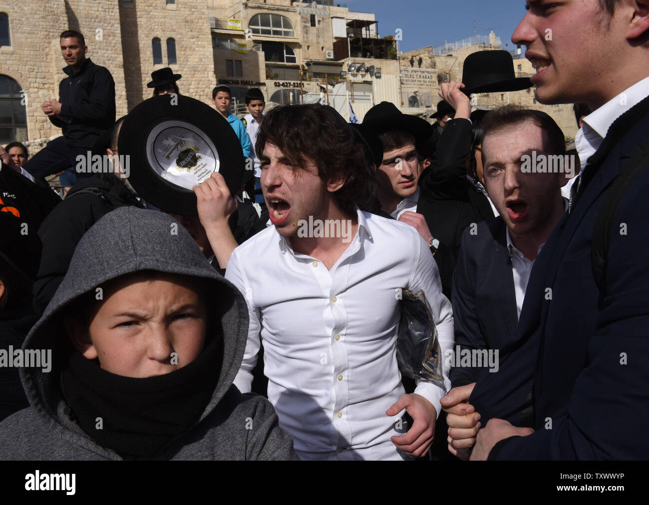 Jews wearing tefillin hi-res stock photography and images - Alamy