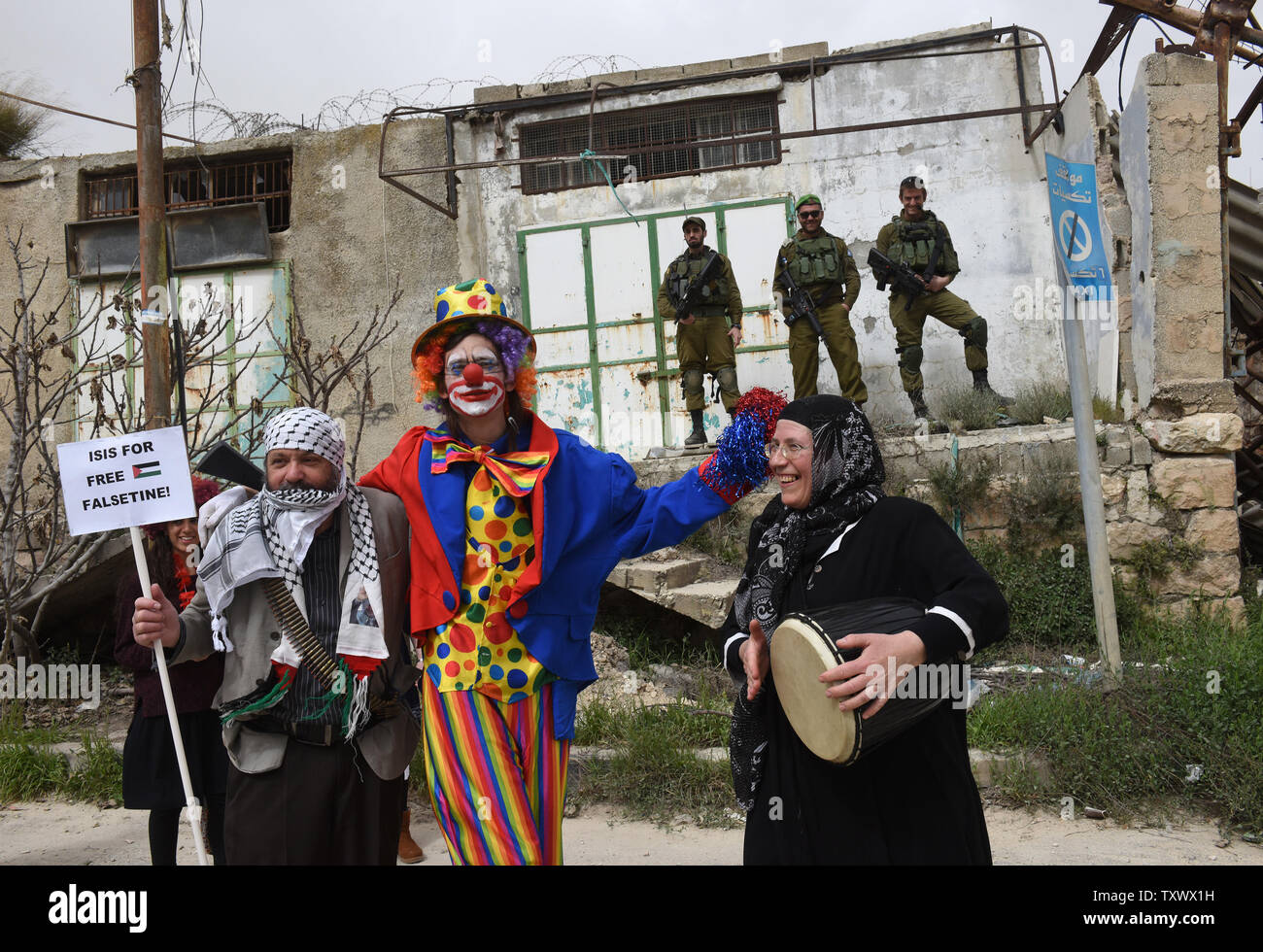 Israeli soldiers guard jewish settlers hi-res stock photography and ...