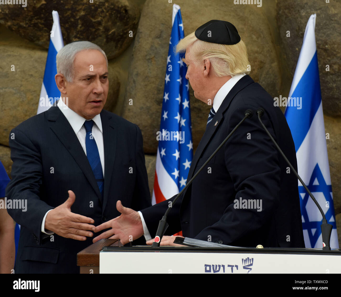 Israeli Prime Minister Benjamin Netanyahu shake hands with U.S ...