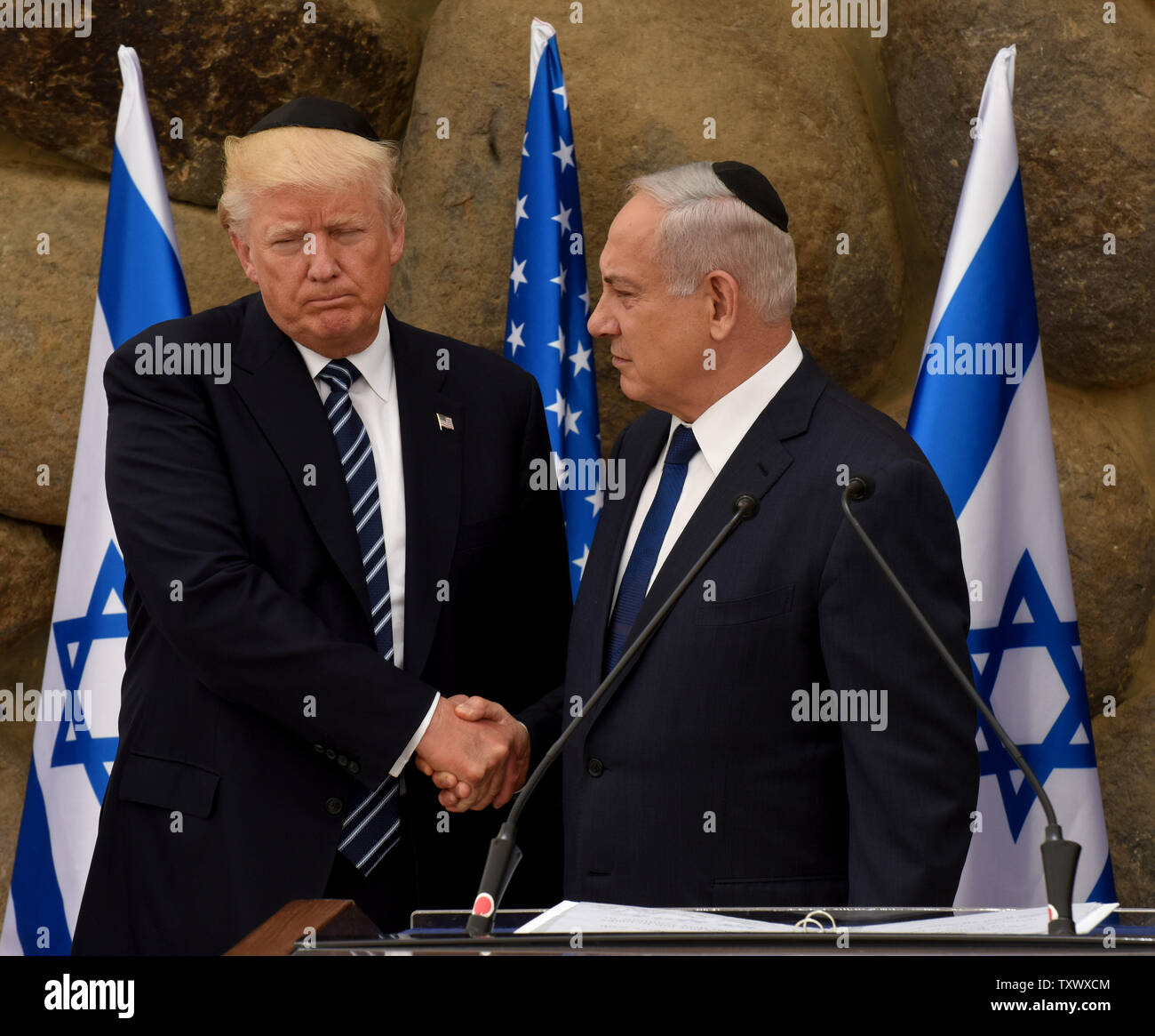 Israeli Prime Minister Benjamin Netanyahu shake hands with U.S ...