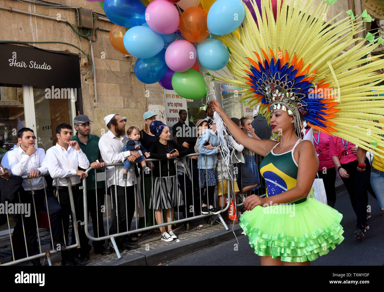 Israeli watch a Pro-Israel Christian dance in the annual Jerusalem ...