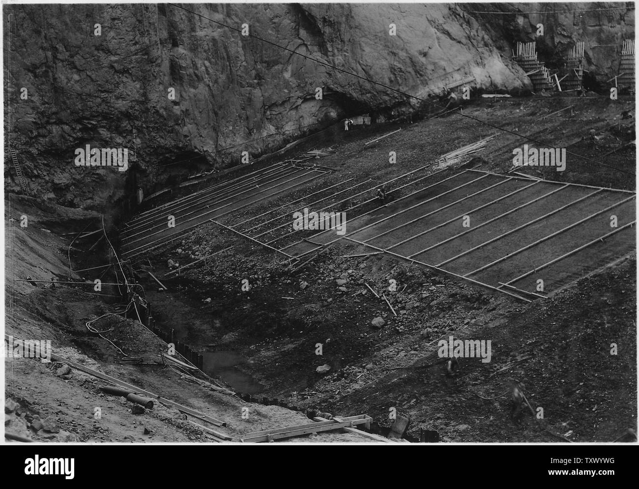 Arizona end of upper cofferdam showing interlocking steel sheet-piling ...